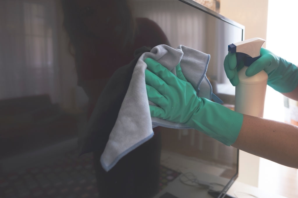 How to Clean A Computer or TV Screen Without Scratches | Robots.net