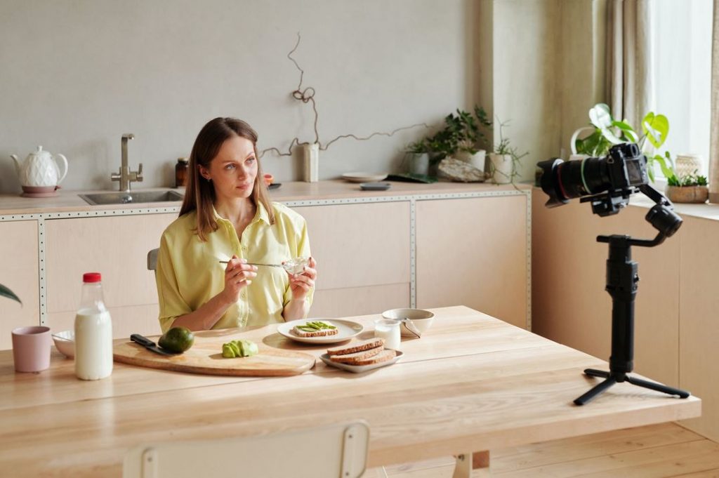 10 Best Vlogging Cameras for Social Media Success | Robots.net